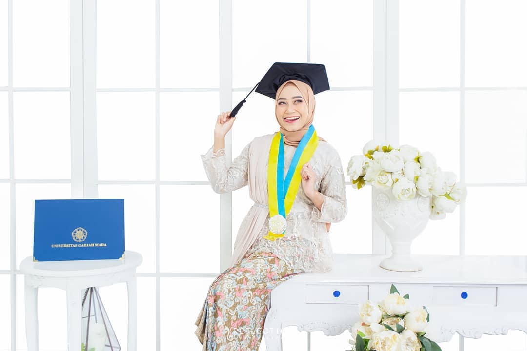 Fakta Menarik Momen Foto Wisuda Lempar Toga ke Atas