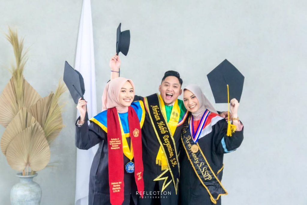 Memilih Studio Foto Wisuda dengan Backdrop Ternyata Penting