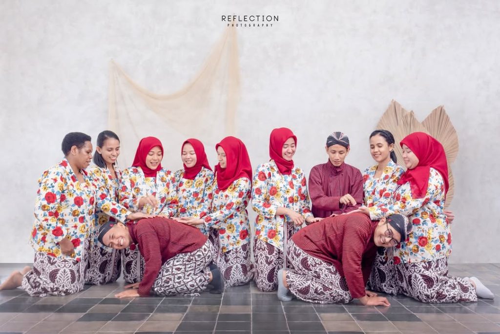 Tips Outfit Foto Grup agar Terlihat Kompak dan Estetik